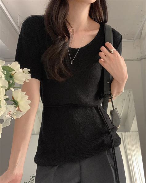 사색 겨울 롱부츠 스타일링 소개해 드려요💌 연말룩 데이트룩 하객룩으로 추천드리는 스타일링이며 ‘애너하임 니트는 하찌 짜임으로 어느 룩에 매치해도 세련된 포인트를