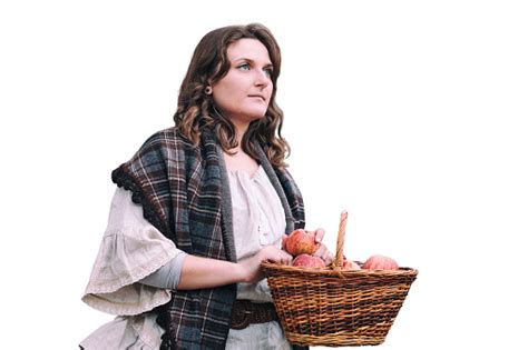 한 여자가 흰색 배경에 고립된 잘 익은 빨간 사과로 가득 찬 고리 버들 바구니를 들고 서 있습니다 30 34세에 대한 스톡 사진 및 기타 이미지 Istock