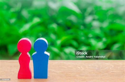 남자와 여자의 녹색 배경에 서 있다 텍스트에 대 한 장소입니다 관계와 사랑 이야기의 개념입니다 에 날짜입니다 연인 들의 첫 번째