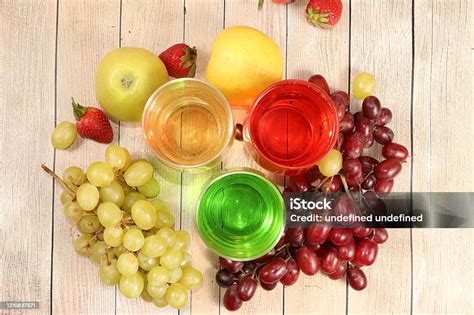 햇볕이 잘 드는 테이블에 과일 칵테일 사이다 포도 주스 또는 과일 음료와 안경과 재료 해독 다이어트와 체중 감소 건강 하 고 자연적인 영양 바의 개념 건강한 아침 식사