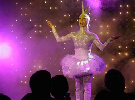 근육질 반라의 꽃미남들이 그녀를 유혹한다 동키쇼