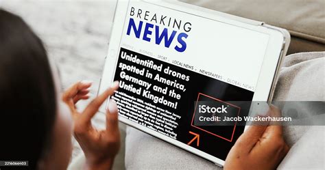 여성 손 그리고 집에서 속보 연구 또는 글로벌 정보를 위한 태블릿 화면으로 탐색합니다 근접 촬영 여성 또는 온라인 경고 또는