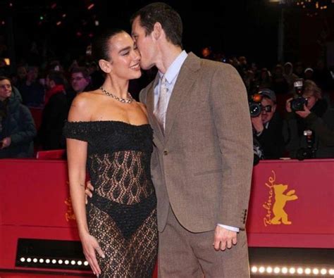 Dua Lipa Et Callum Turner Brillent Sur Le Tapis Rouge De La Berlinale