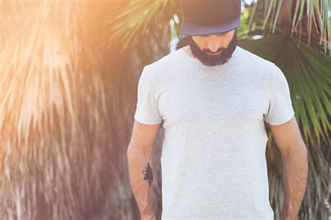 근육 Hipster 남자 모델 캐주얼 도시 스타일에 회색 공백 T셔츠와 귀하의 로고 또는 디자인에 대 한 공간을 가진 검은 야구