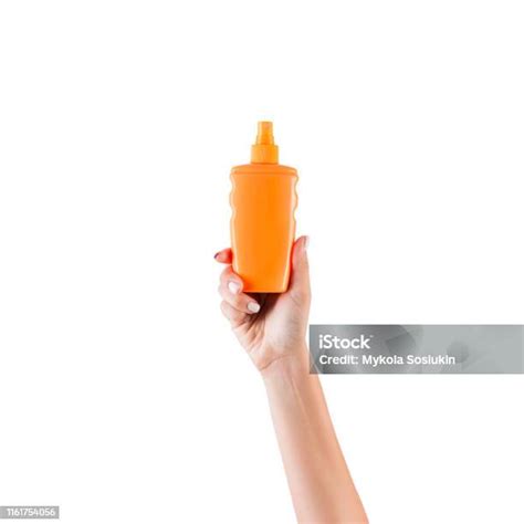 여성 손 들고 크림 병 의 로션 분리 소녀는 흰색 배경에 화장품을 제공 개념에 대한 스톡 사진 및 기타 이미지 개념 건강
