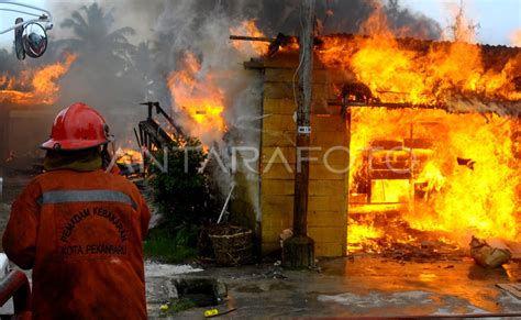 Kobaran Api Antara Foto