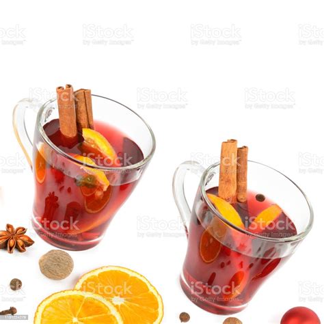 뜨거운 빨간색 Mulled 와인 크리스마스 향신료 오렌지 슬라이스 아니 스와 계 피 스틱 흰색 배경에 고립 0명에 대한 스톡 사진 및 기타 이미지 Istock