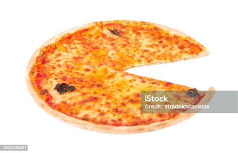 모짜렐라 보콘치니 바질 잎 피자 마게리타를 곁들인 이탈리아 피자 흰색 각도 보기에 고립 된 하나의 슬라이스없이 피자를 잘라