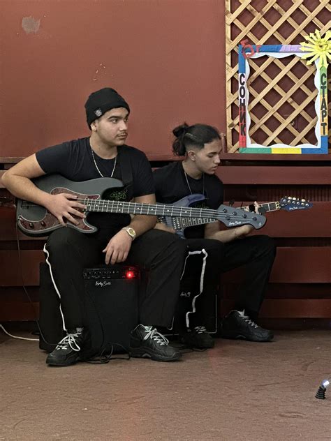 УЧЕНИЦИ И ПРЕПОДАВАТЕЛИ ОТ ПРОФЕСИОНАЛНА ГИМНАЗИЯ ПО ХИМИЧНИ И ХРАНИТЕЛНИ ТЕХНОЛОГИИ В ГРАД