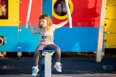 小女孩正在玩模拟游戏