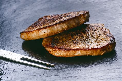 구운된 돼지고기 볶음 블랙 슬레이트에 포크로 스테이크 거품과 신선한 고기입니다 어두운 배경입니다 구이 및 바베 큐 개념 가금류에 대한 스톡 사진 및 기타 이미지 Istock