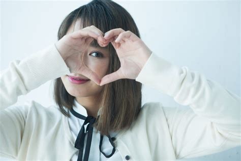 「片思いハート」の意味とは？片思いポーズの元ネタや由来を徹底解説