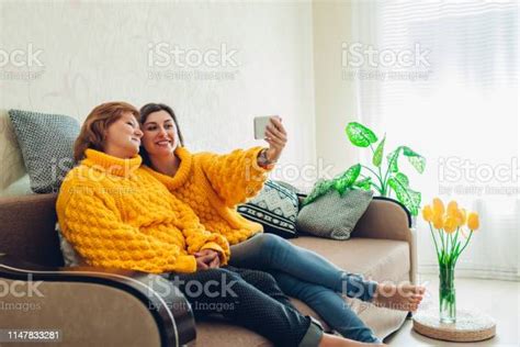 노인 어머니와 그녀의 성인 딸은 셀 카를 사용 하 여 집에서 어머니의 날 개념입니다 셀카에 대한 스톡 사진 및 기타 이미지