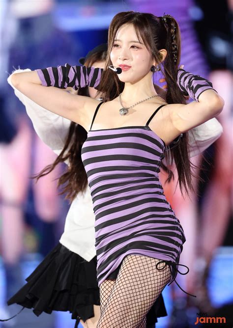 타이트한 보라색 줄무늬 원피스 망사스타킹 스테이씨 시은 걸그룹 연예인 움짤저장소