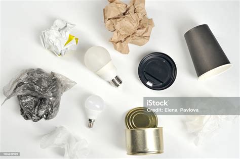 다른 종류의 쓰레기 플라스틱 유리 종이 금속 흰색 배경입니다 0명에 대한 스톡 사진 및 기타 이미지 0명 가방 가정 생활 Istock