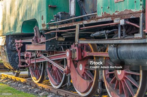 기차역에 전시물로 서 있는 오래된 역사적인 석탄 화력 증기 기관차 녹슨 금속 거대한 금속 바퀴와 기차에서의 운전 0명에 대한 스톡 사진 및 기타 이미지 Istock