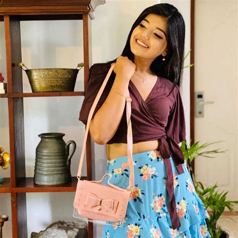 📷 නෙත්මි රොෂෙල්ගේ නවතම හැඩවැඩ