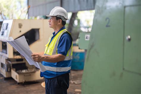 선임 엔지니어 산업 공장 환경에서 기계 유지 보수를 위한 청사진 분석 Cnc 장치에 대한 스톡 사진 및 기타 이미지 Cnc 장치 감지기 건설 기계류 Istock