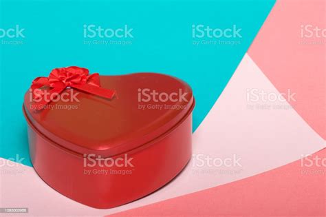 선물을 가진 빨간 심 혼의 형태로 상자 에 여러 종이의 배경 개념에 대한 스톡 사진 및 기타 이미지 개념 놀라움 로맨스 Istock
