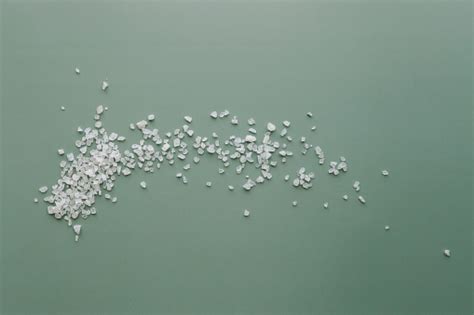 녹색 배경에 향기로운 흰색 히말라야 바다 소금 수제 허브 목욕 소금 스킨 케어 스파 뷰티 목욕 화장품 휴식 자연스러운 피부 관리 평면도 복사 공간 홈 스파 아로마 테라피