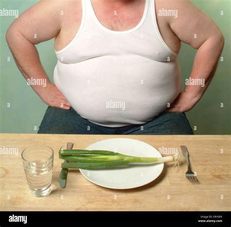 Fetter Mann Im Unterhemd Sitzt Vor Einem Teller Mit Lauch Stockfotografie Alamy