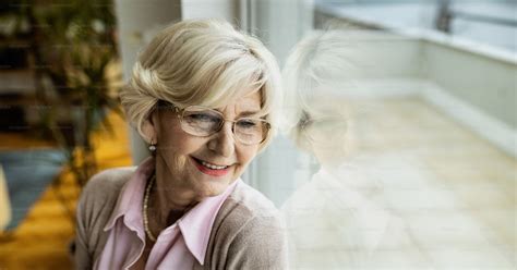 행복한 성숙한 여자는 창가에 앉아 그것을 바라보며 꿈을 꾸고 있다 공간을 복사합니다 사진 Unsplash의 금발의 여자 이미지