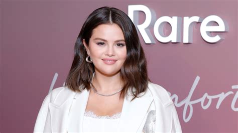 Selena Gomez Went Back To Her Signature Dark Hair Marie Claire