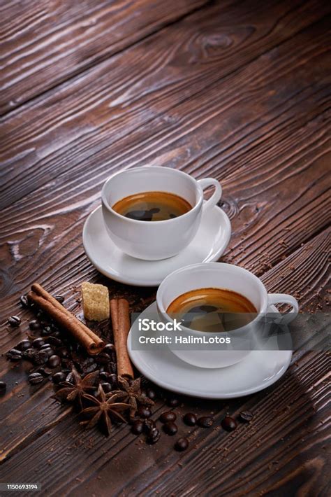 소박한 나무 테이블에 커피 원두가 있는 갓 내린 에스프레소 커피 2 잔 0명에 대한 스톡 사진 및 기타 이미지 0명 갈색 검은색 Istock