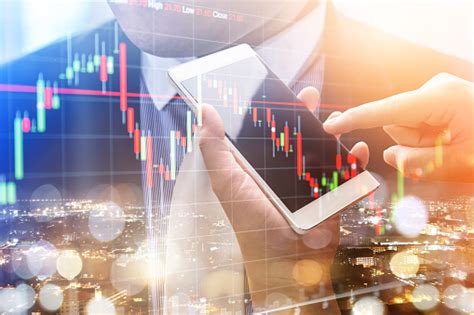 손 및 스마트폰 시장 주식형 차트와 색상 효과 함께 소송 배경에서 사업가 사업 금융 아이디어 개념 개념에 대한 스톡 사진 및
