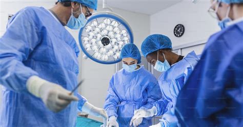 수술실에서 수술을 수행하는 외과의 수술실에서 유방 확대 수술 외과 도구 임플란트 의료 개념입니다 사진 Unsplash의 응급실 이미지