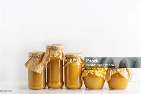 흰색 테이블에 유리 항아리에 통조림 및 보존 사과 소스 신선한 수제 과일 퓌레 적절한 영양과 건강한 식습관의 개념 유기농 및 채식 식품 이유식 0명에 대한 스톡 사진 및
