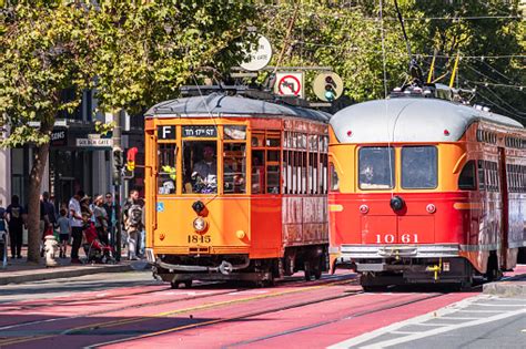 샌프란시스코 다운타운의 마켓 스트리트를 지나가는 구식 전기 전차 샌프란시스코 캘리포니아에 대한 스톡 사진 및 기타 이미지