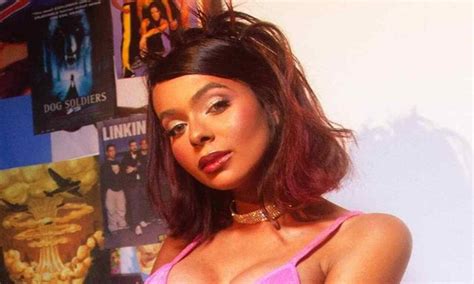 Ex Cantante De Gospel Jotta A Muestra Senos De Silicona En Una Publicación