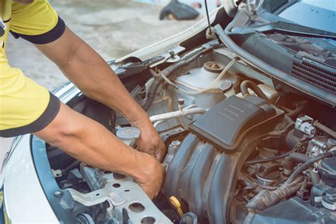 차고에 렌치를 사용 하는 자동차 정비공 서비스를 복구 합니다 2명에 대한 스톡 사진 및 기타 이미지 2명 경사로 교육 강좌 Istock
