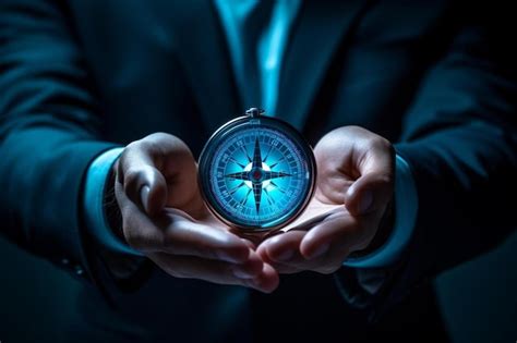 Hombre De Negocios Con La Brújula En La Mano Navegando La Dirección Del
