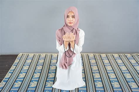 이슬람 연구에서 회색 배경에 책을 읽는 무슬림 여성 모스크 내부 배경으로 기도하는 무슬림 사람들의 손 30 34세에 대한 스톡 사진 및 기타 이미지 Istock