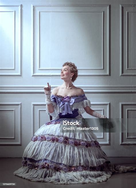 웃는 여왕 복고풍 배경에 고립 된 르네상스 스타일의 드레스에서 중세 왕실 사람의 이미지에 젊은 사랑스러운 소녀의 빈티지 초상화 시대 역사 영화의 비교 여왕에 대한 스톡 사진