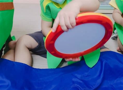 호반아이사랑♡ 만2세발달과정발달수준발달특성 만2세미술물그림을그려요 만2세탐색미술둥실둥실돛단배 만2세음악퍼포먼스피터팬 물그림 붓놀이 만2세색종이세모접기 바다퍼포먼스 여름주제물