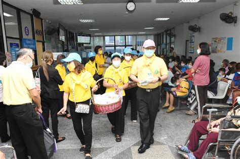 โรงพยาบาลเจริญกรุงประชารักษ์ สำนักการแพทย์ จัดกิจกรรม รพจ ห่วงใย ใส่ใจ สุขภาพมอบหน้ากากอนามัย
