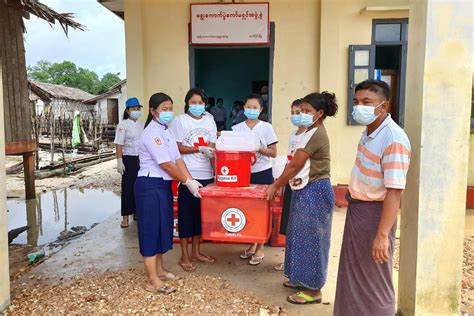 မိုးသက်လေပြင်းကျပြီး ထူးကဲဒီရေမြင့်တက်၍ ရေလှိုင်းရိုက်ခတ်မှုကြောင့် ပျက်စီးသည့် နေအိမ်များ အား