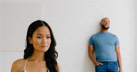 나란히 서 있는 남자와 여자 사진 Unsplash의 부부 이미지