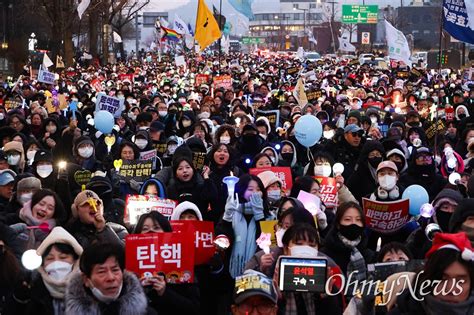 21일 오후 서울 광화문앞에서 열린 ‘윤석열 파면 처벌 오마이포토