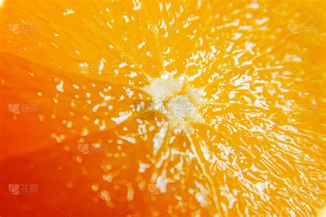 橙色切片与外部闭合。橘子果肉和果皮。宏观的形象。