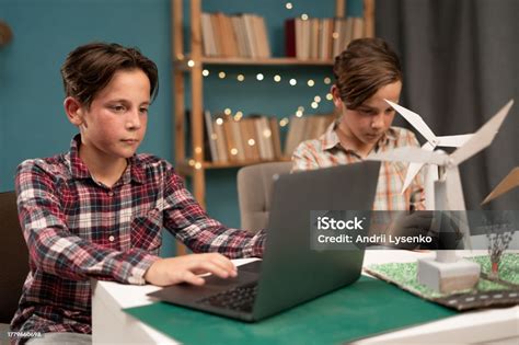 똑똑한 아이들은 랩톱 컴퓨터를 사용하여 풍력 터빈을 프로그래밍하는 팀으로 일합니다 풍력 프로젝트를 만드는 형제들이 가정에서 친환경 재생 에너지에 대해 배우고 있습니다 12