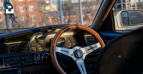 블랙과 브라운 메르세데스 벤츠 스티어링 휠 사진 Unsplash의 무료 닛산 이미지