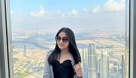 Punya Wajah Imut Intip Gaya Stunning Eca Aura Kenakan Outfit Seksi