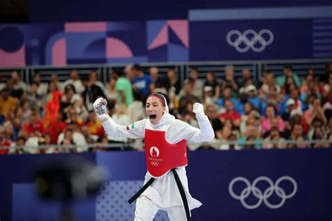 مبینا نعمت‌زاده با لنز رنگی و استایل جدید عکس