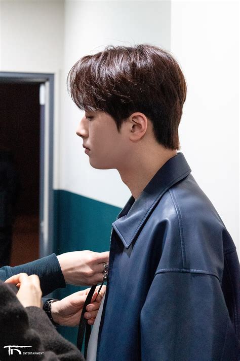 더쿠 방송에서 보는 이찬원과 살짝 다른 느낌의 이찬원 비하인드 사진 모음