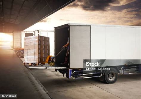 손 팔레트 잭 하역 포장 상자를 사용하여 작업자화물 컨테이너에 배달 트럭 선적 도크 웨어하우스에 적재하는 트럭 공급망 창고 운송 및 물류 트럭에 대한 스톡 사진 및 기타