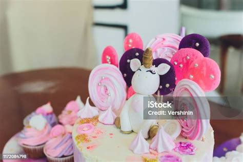 파란색 책장에 판타지 유니콘의 형태로 장식 된 아름다운 밝은 케이크 아이 생일을위한 축제 디저트의 개념 귀여운에 대한 스톡 사진 및 기타 이미지 Istock